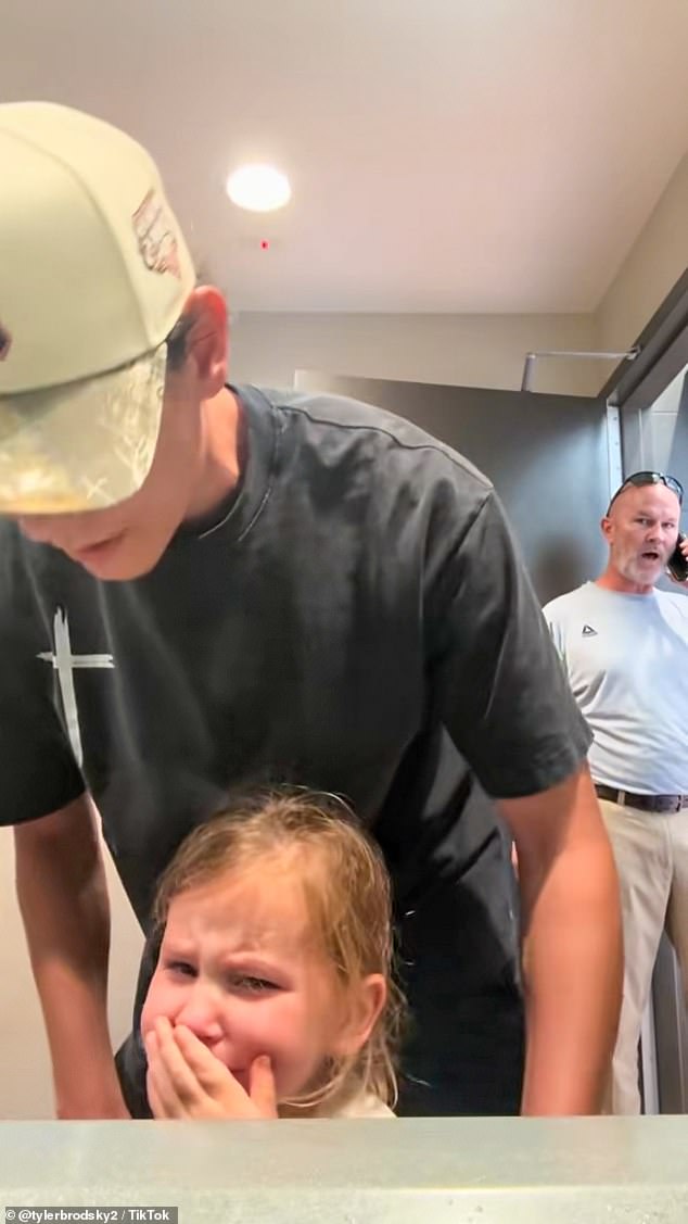 Father keeps his cool as man calls cops on him for taking his daughters ...