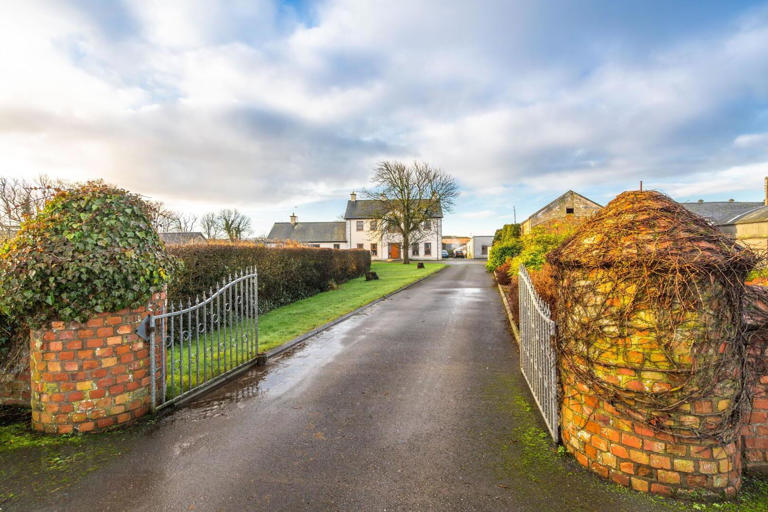 This outstanding £5 million farm - Carse Hall Farm - with 328 acres is ...