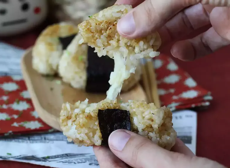 Onigiri grillés garnis de fromage fondant : vous allez les dévorer