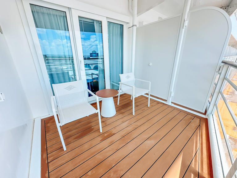 Disney Treasure stateroom deluxe oceanview with verandah – Room 7618