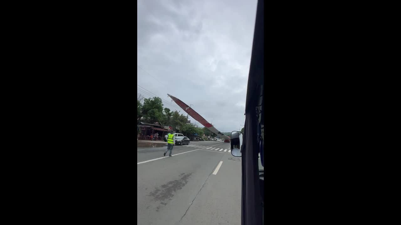 Giant windmill blade being carried along road shocks drivers