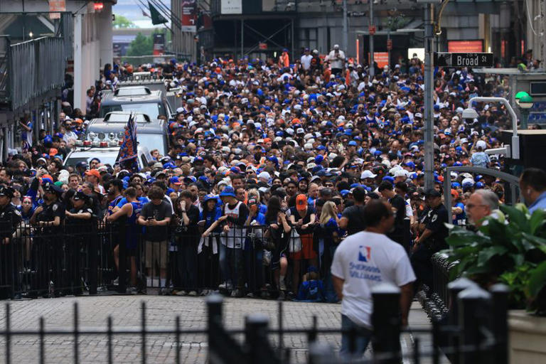Knicks fans scream 'we can't get out' as thousands trapped inside ...