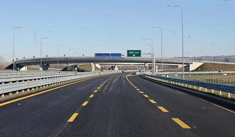 Controlli al casello A1, raffica di sanzioni: 13 patenti ritirate e 255 ...