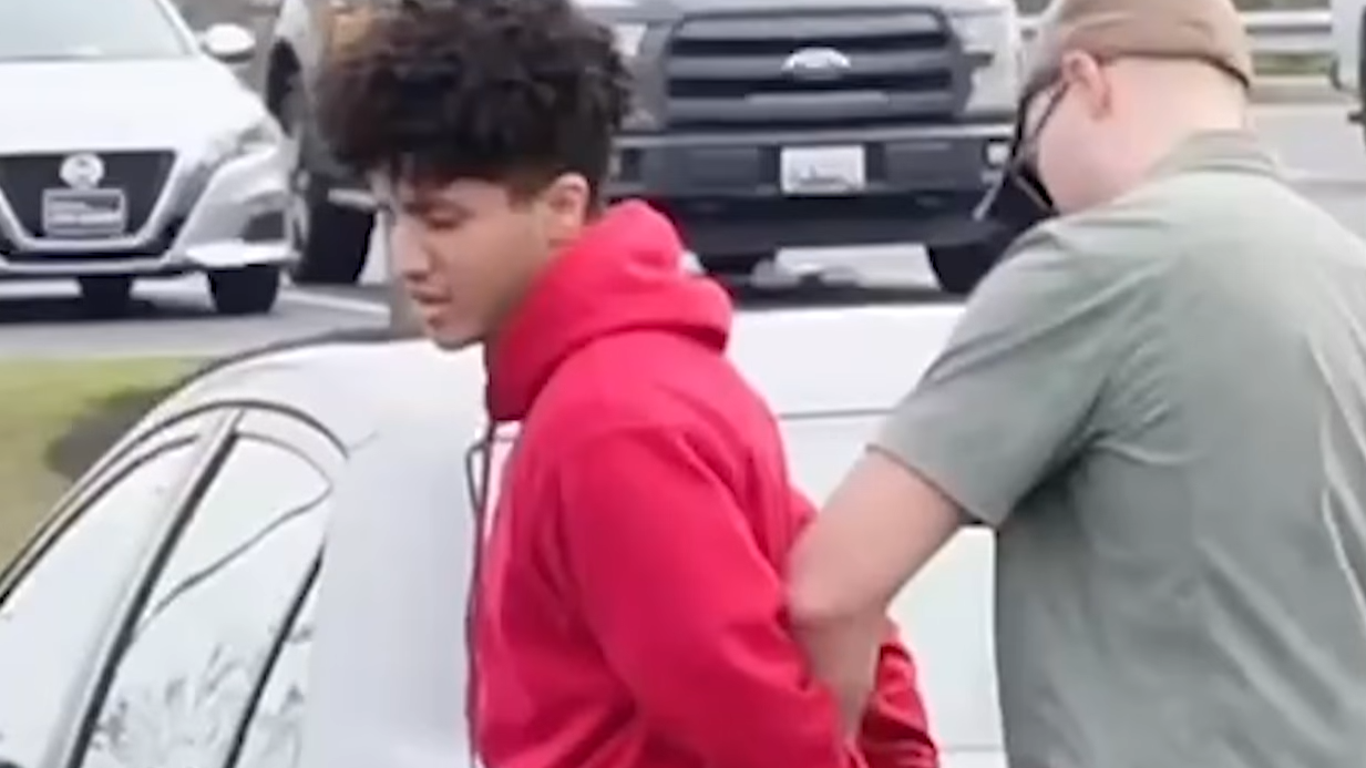 He walked into a store pretending to commit a crime - minutes later ...