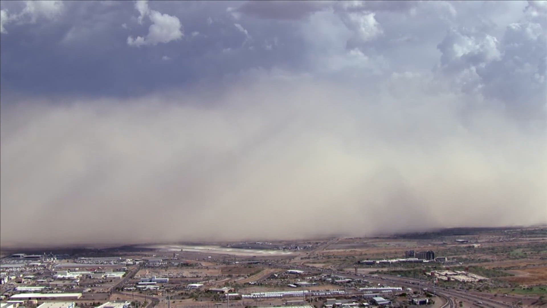 Massive dust cloud sweeps across parts of Arizona