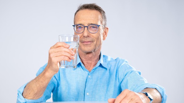 Richtig trinken bei Hitze: Dr. Riedl warnt Frauen vor beliebtem Getränk