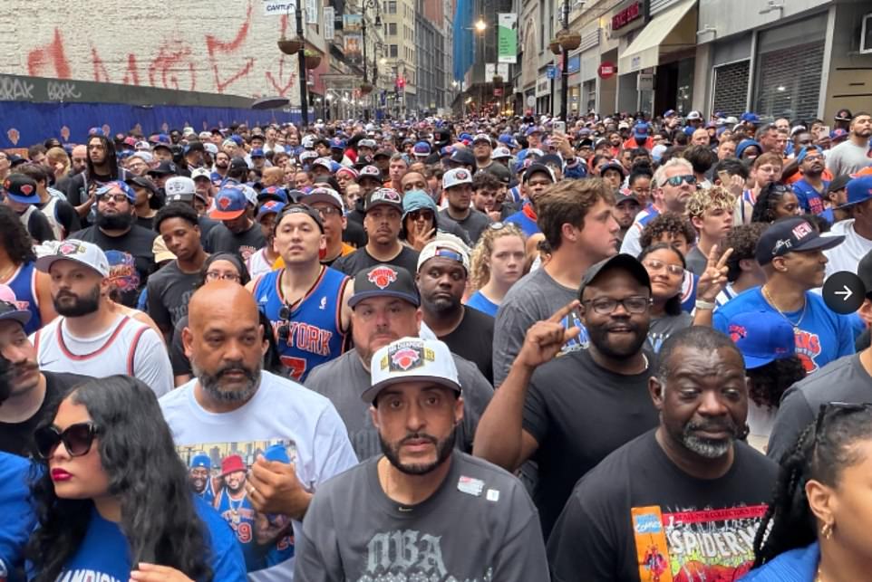 Knicks fans break through barriers as parade preparations begin