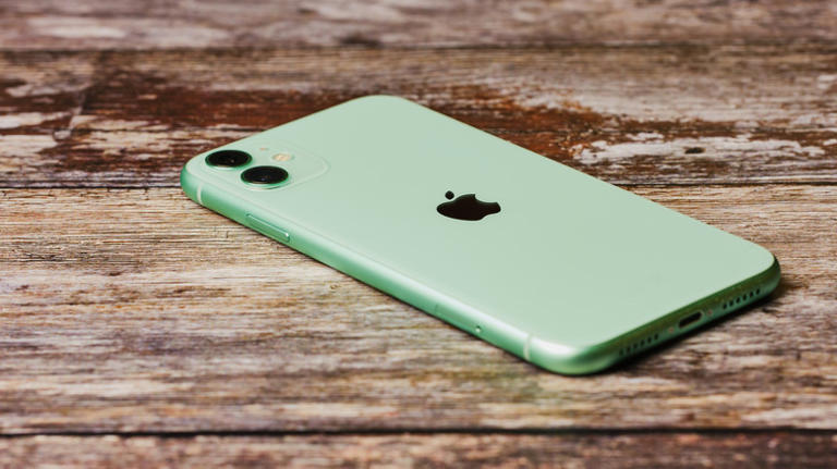 Do iPhones last longer than Samsung phones?