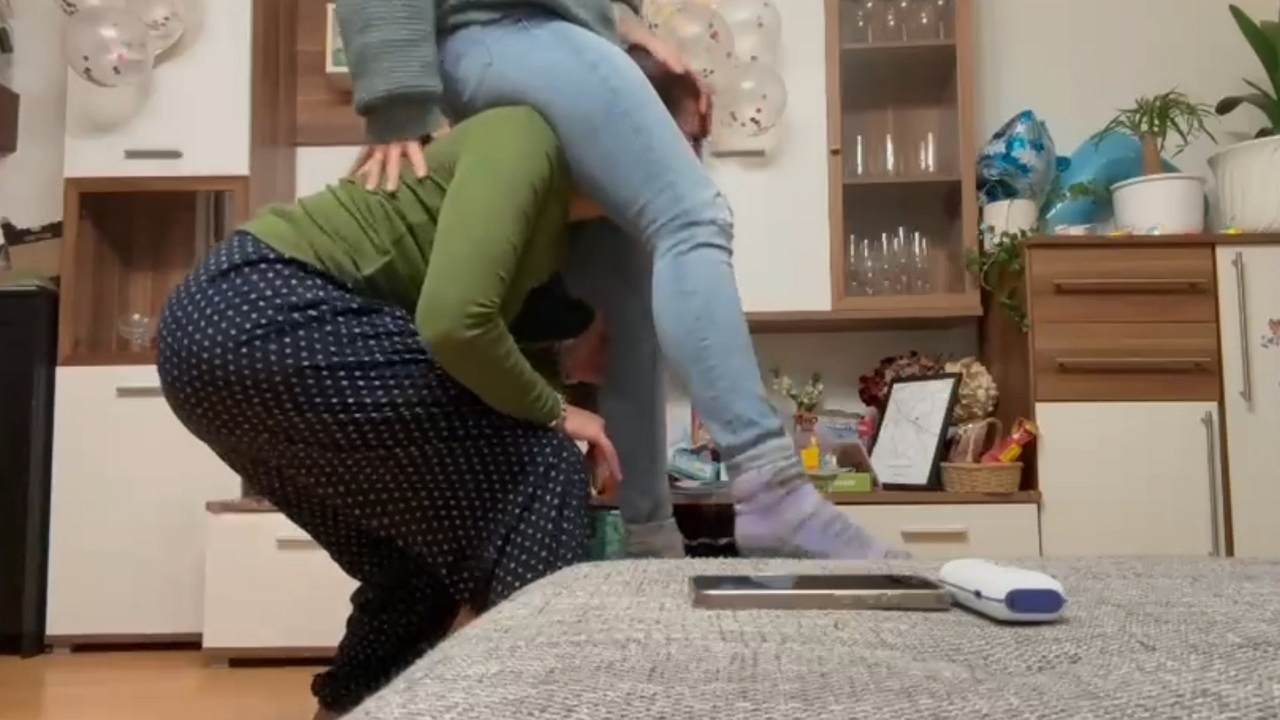 Hilarious shoulder-carry fail in Waren, Germany