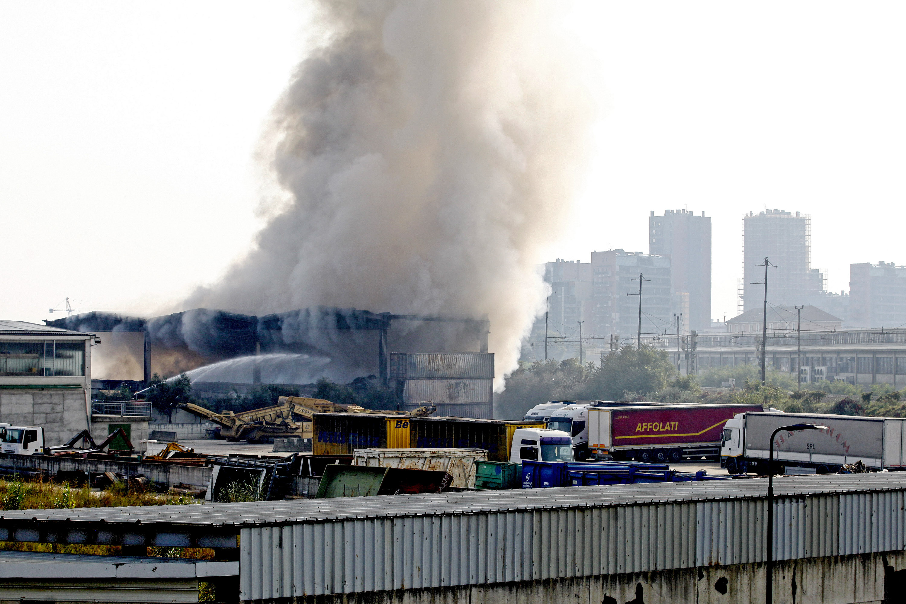 Livorno, incendio in ditta smaltimento rifiuti: asili chiusi, regolari ...