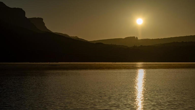 El reflejo del sol en el pantano de Sau