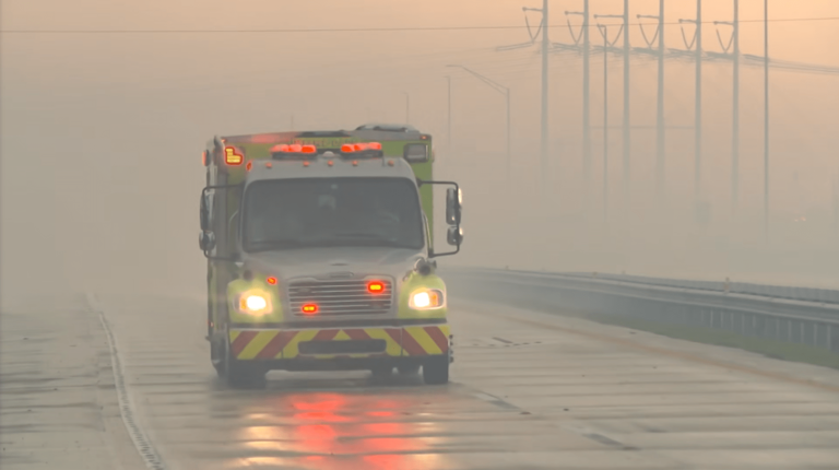 Miles de acres quemados, cierres y evacuaciones por incendios en Miami-Dade