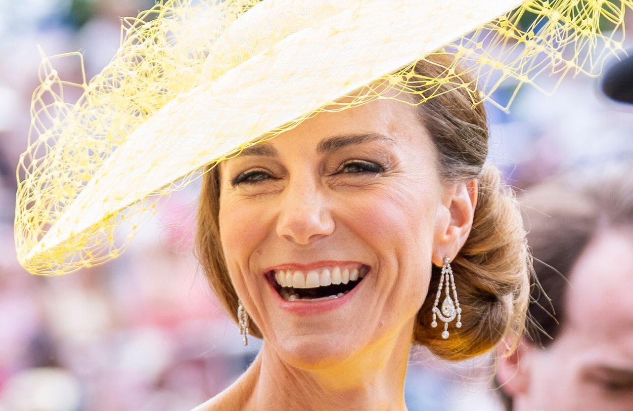 Chignon XXL porté sur le côté : Kate Middleton adopte la coiffure la ...