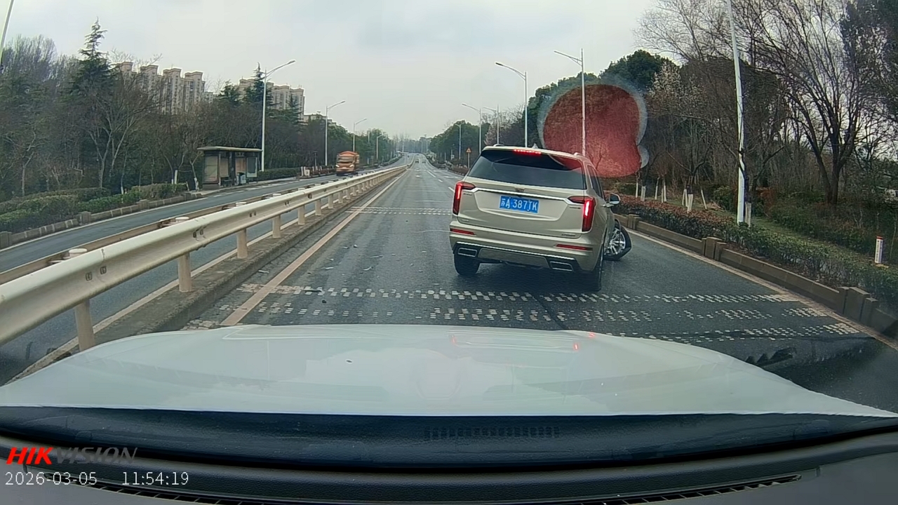 Car crashes into barrier and rails on Jiangsu highway