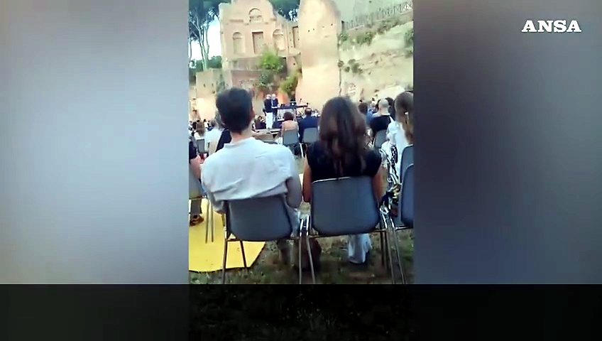 In migliaia a Roma per leggere 'Le notti bianche'
