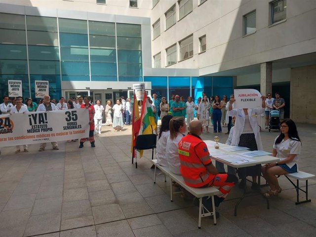 Un reloj de arena y una silla vacía, los médicos lamentan que el tiempo ...