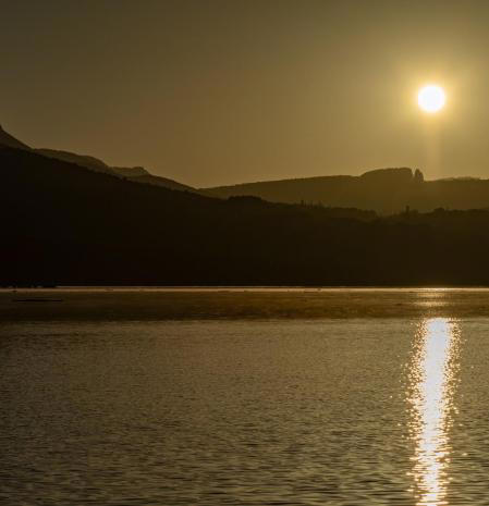 El reflejo del sol en el pantano de Sau