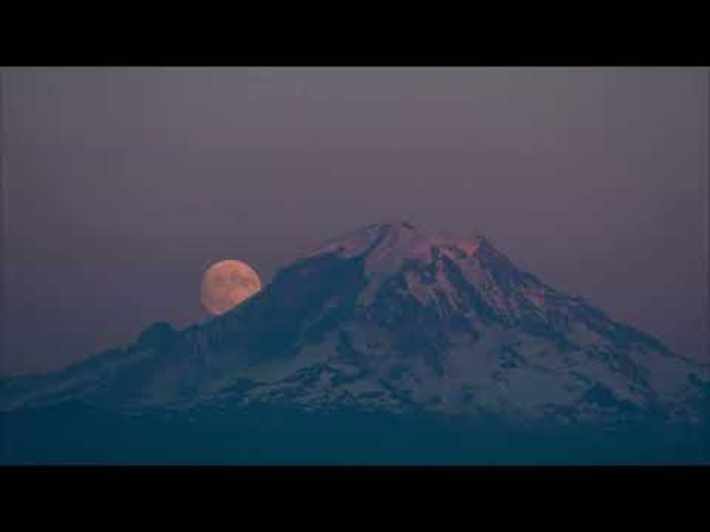 Photographer shoots timelapse of moon rise as if moon was being blown ...