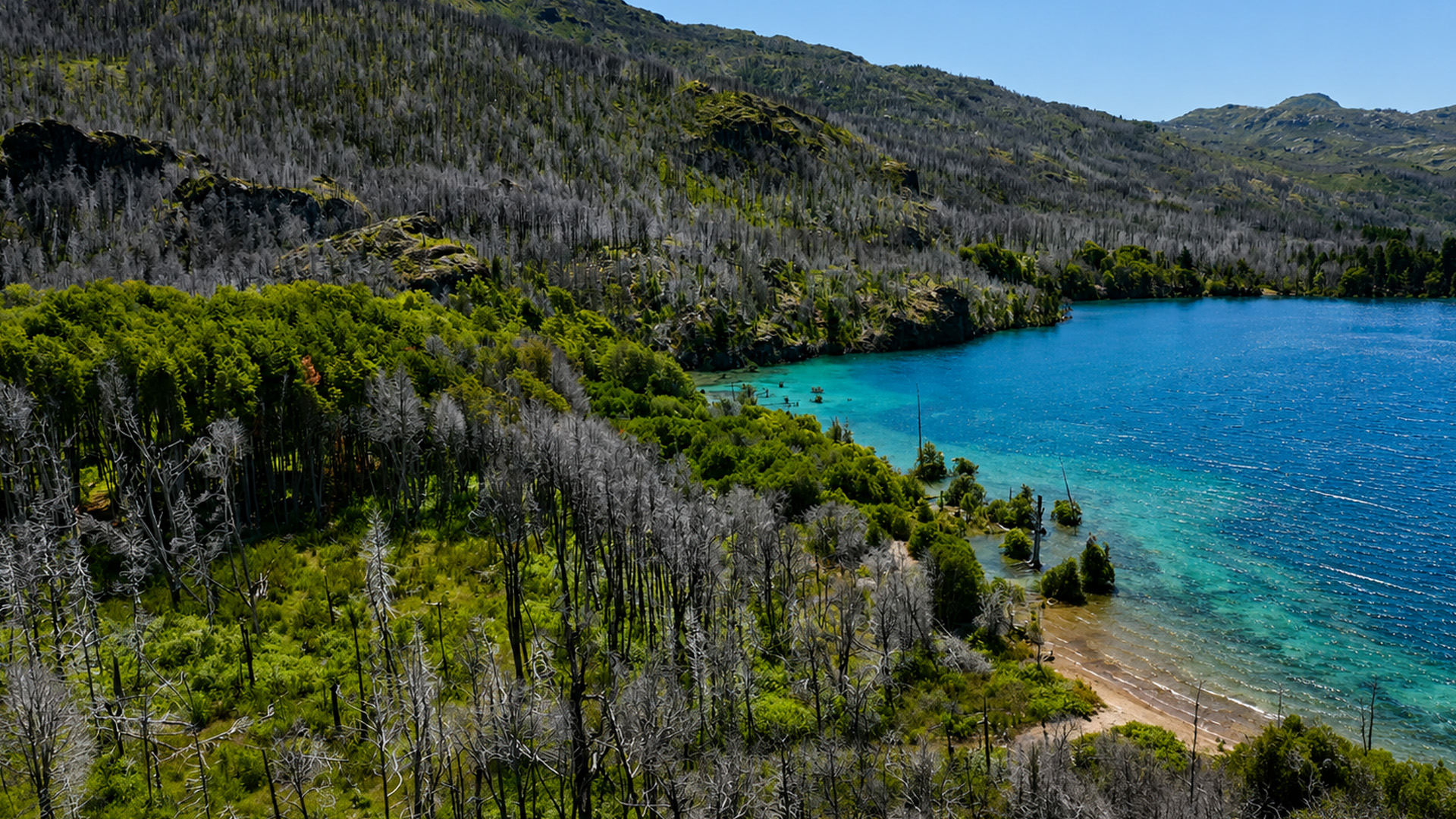 Un lago rodeado por dos mundos distintos
