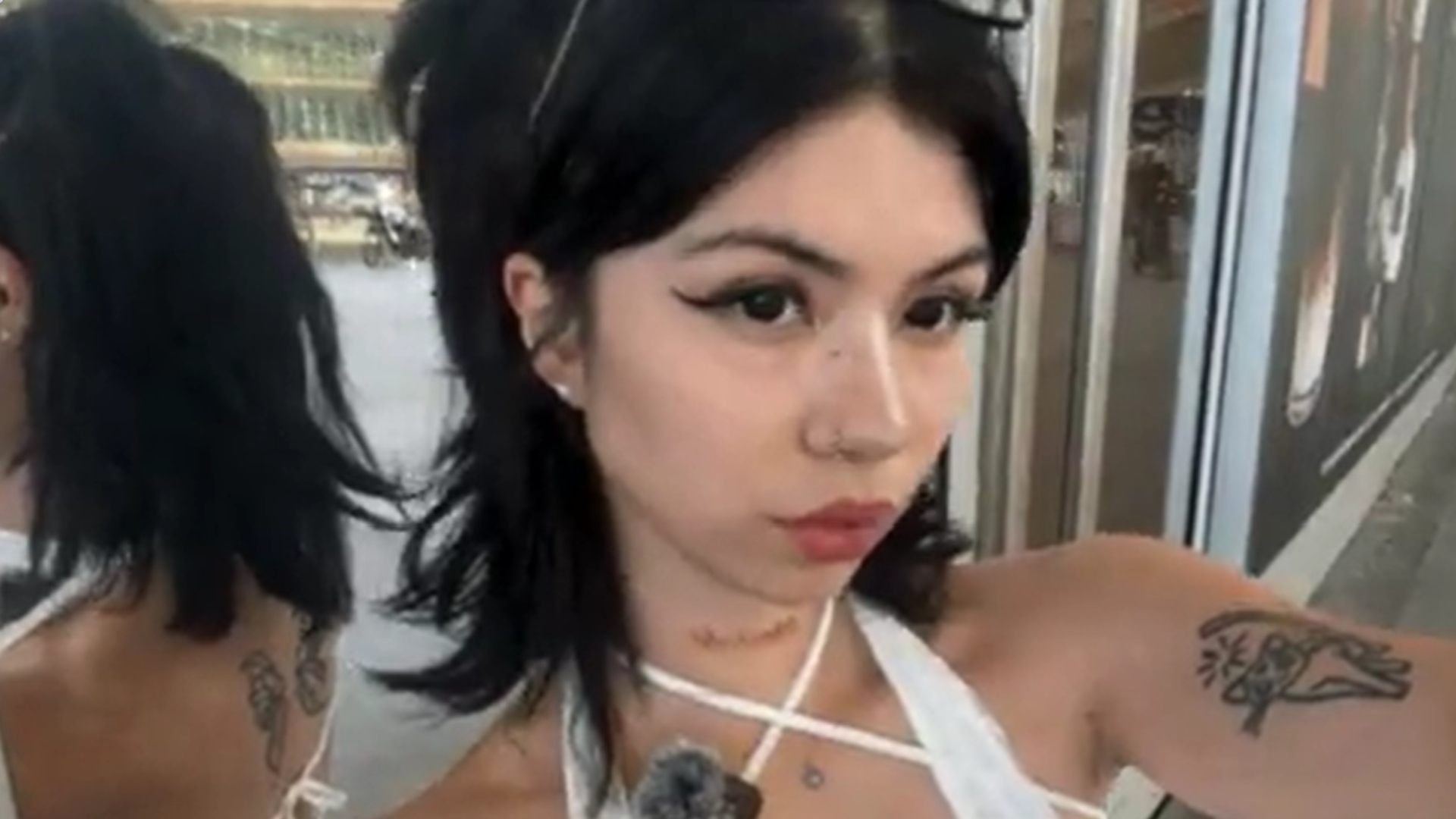 Een streamer wordt door een fan gedwongen gekust en ontvangt vervolgens ...