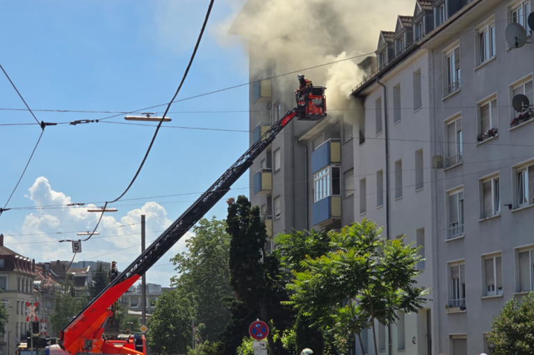 Starker Qualm aus Wohnung in der Oststadt: Feuerwehr mit Drehleiter im ...