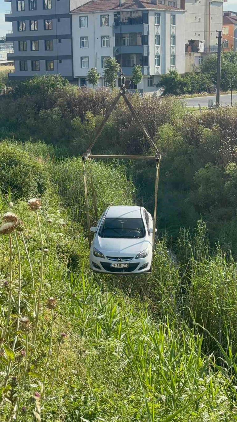Yokuşta kayan otomobil dereye uçtu