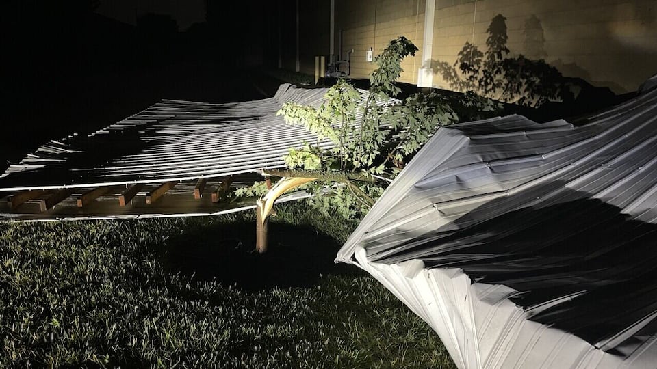 Line of powerful storms leaves damage south of Dayton