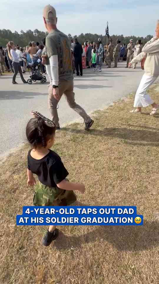 Daughter surprises soldier dad with emotional graduation moment