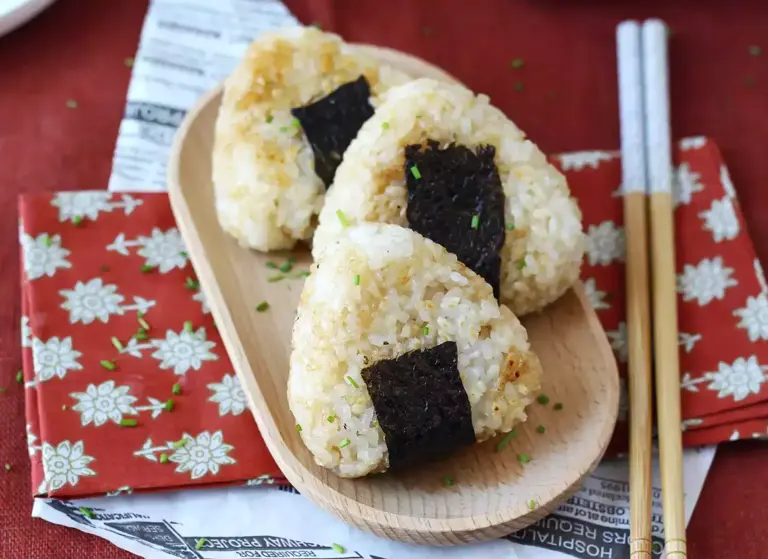 Onigiri grillés garnis de fromage fondant : vous allez les dévorer!