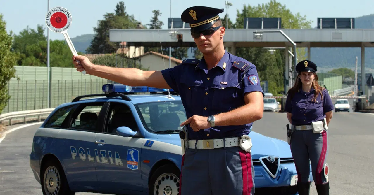 Controlli al casello A1, raffica di sanzioni: 13 patenti ritirate e 255 ...