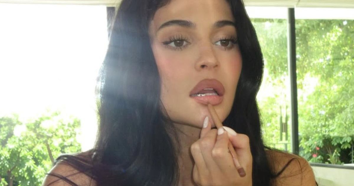 Kylie Jenner draws all eyes in body-hugging top that accentuates every ...