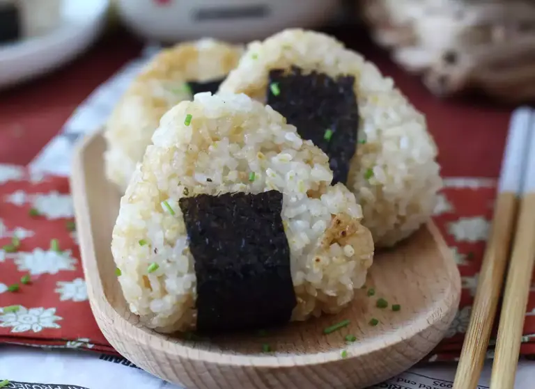 Onigiri grillés garnis de fromage fondant : vous allez les dévorer