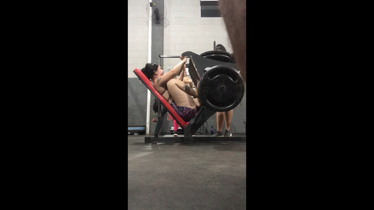 Leg press fail: 350kg attempt ends in gym mishap