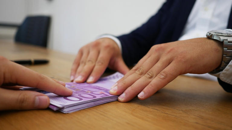 Azonnali hatállyal megszűnik a fix 3 százalék, csaknem duplájára emelik ...