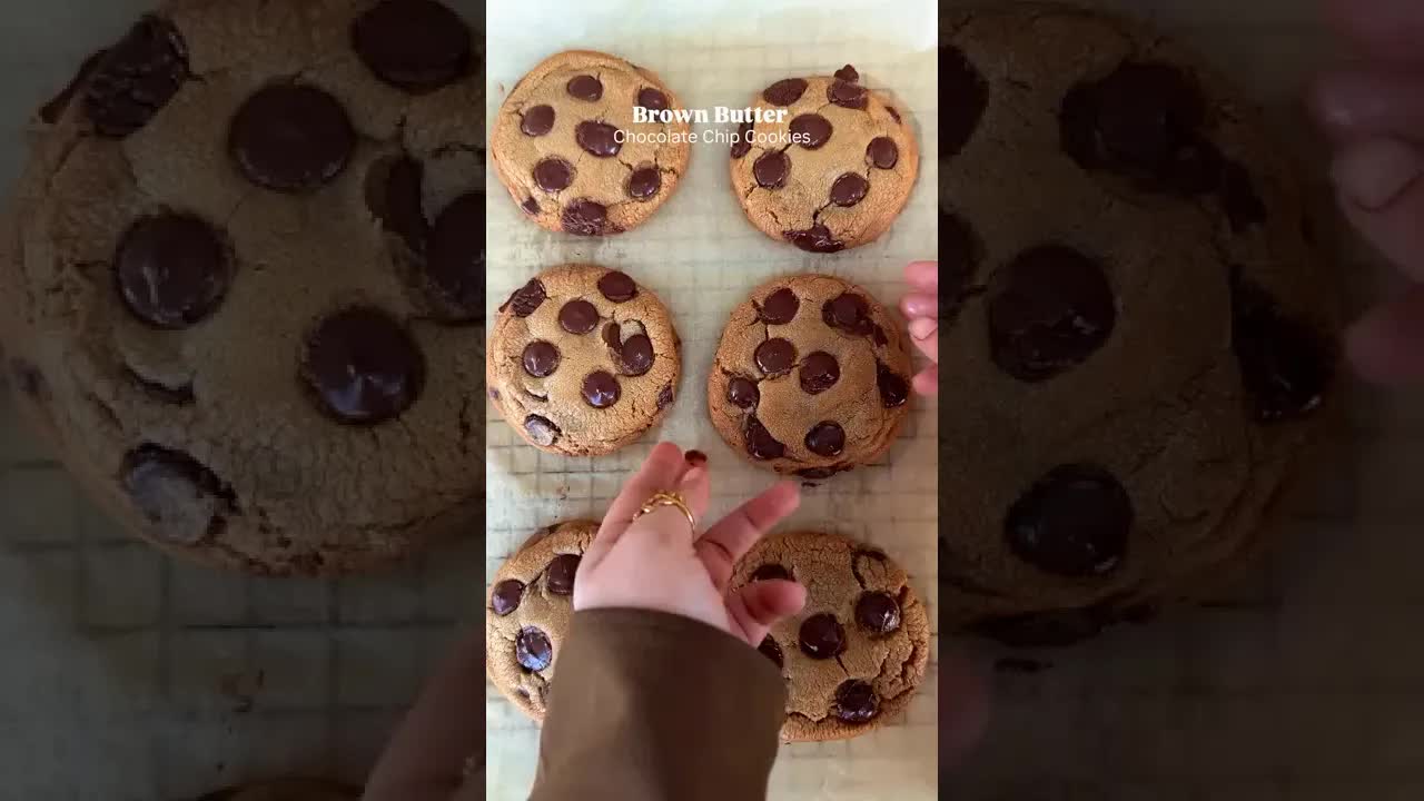 They look like this cookie emoji!