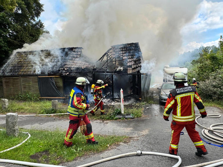 Feuer in Neumünster: Doppelgarage und Carport in Flammen