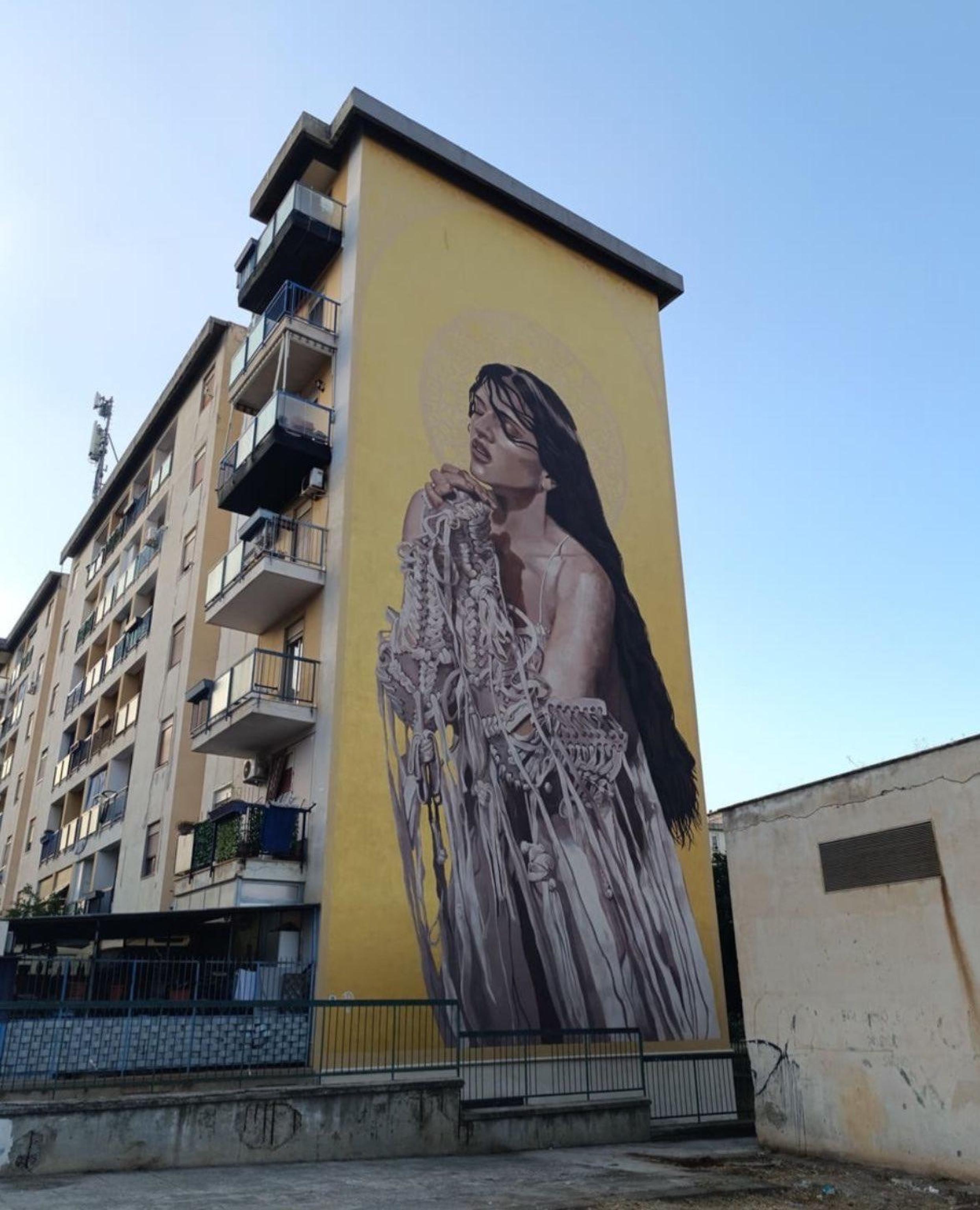 A Palermo compare un murales dedicato alla cantante catalana Rosalia
