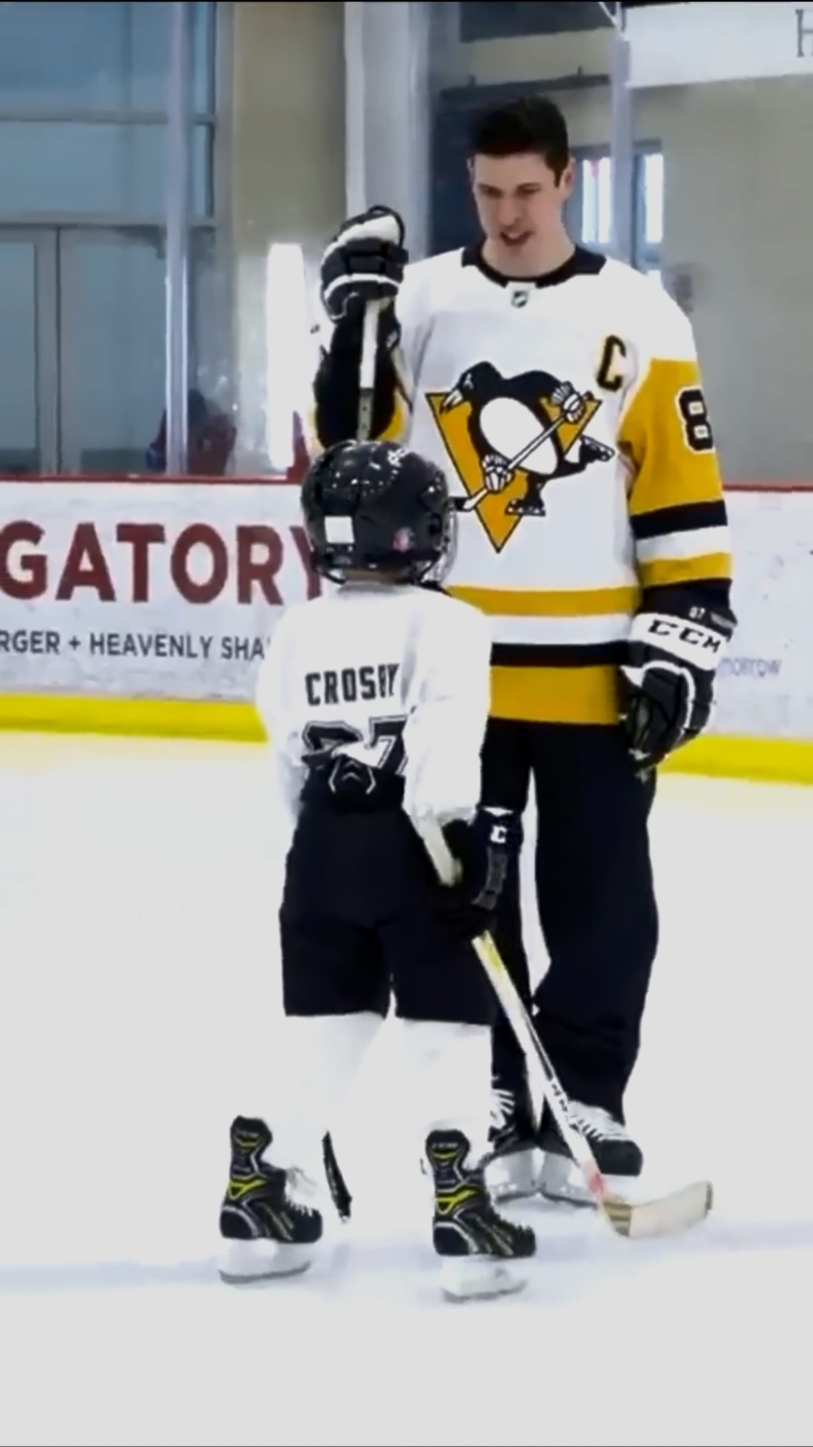 Sidney Crosby chats with a young hockey player