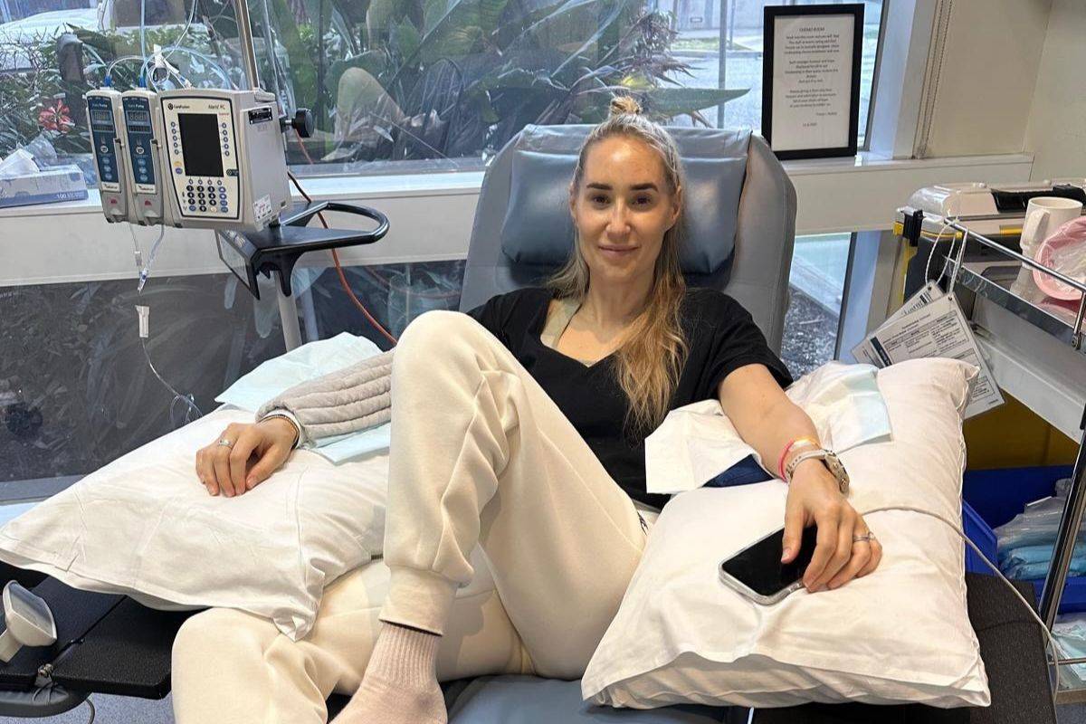 'Fit and healthy' mum diagnosed with bowel cancer shares signs everyone ...