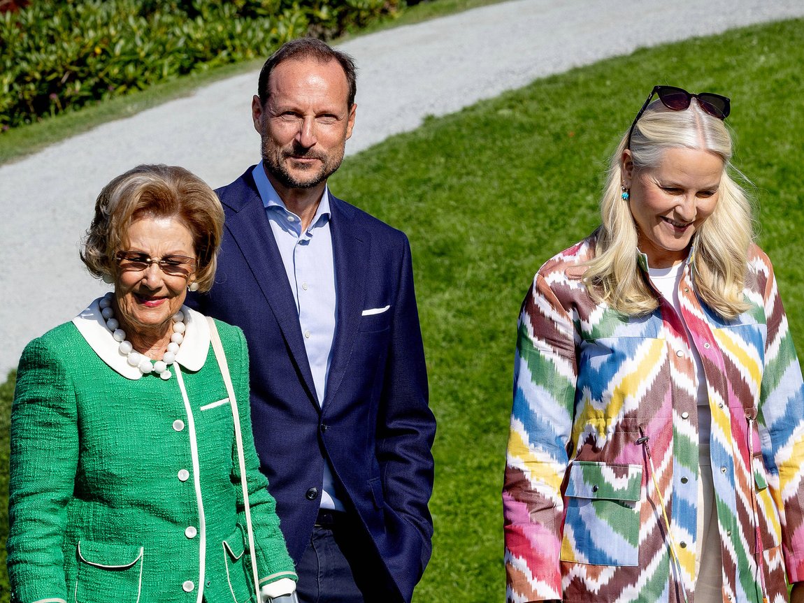 Queen Sonja visits Mette-Marit in hospital