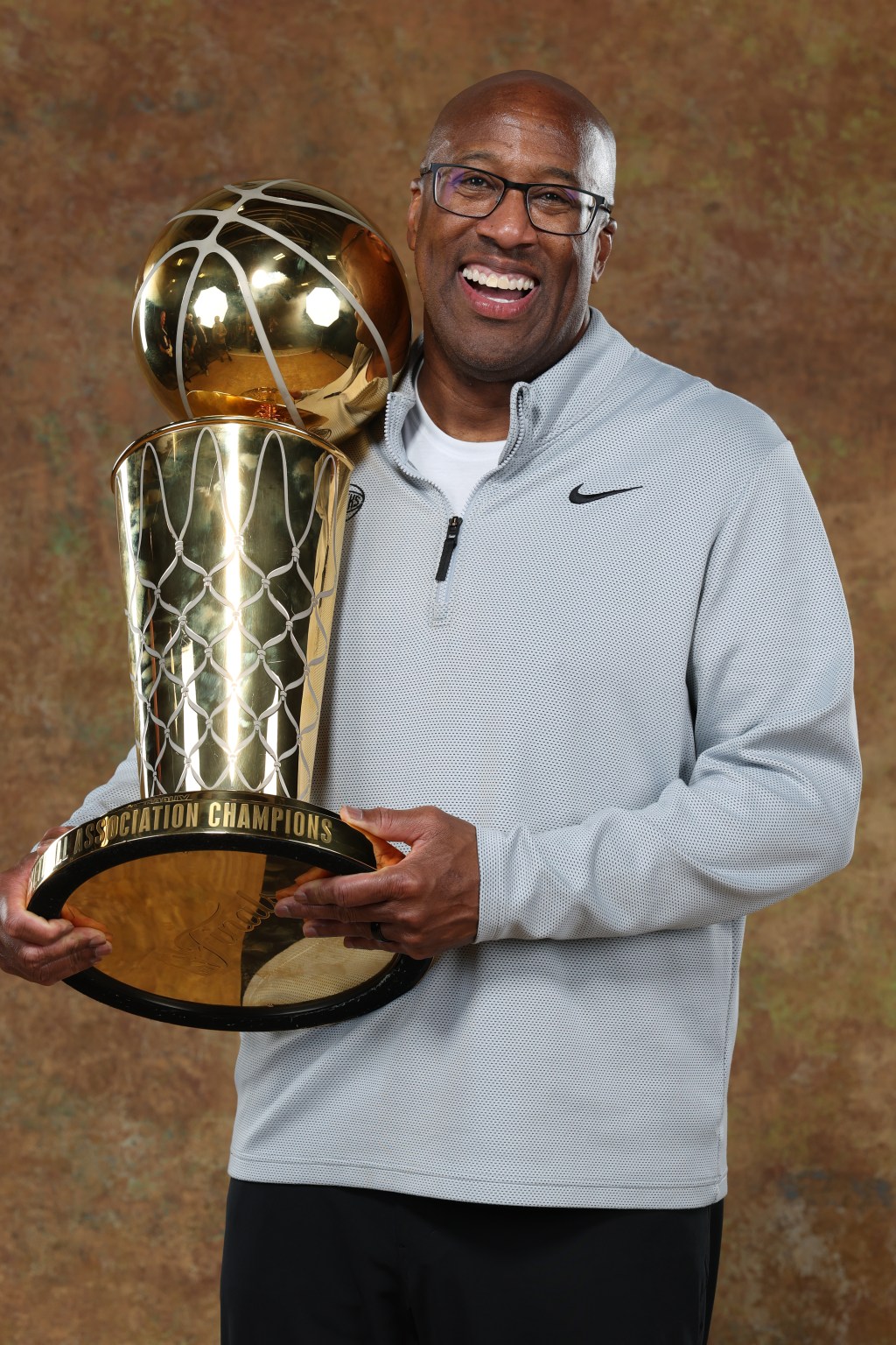 Mike Brown wears cheeky '10 weeks' shirt to Knicks' title parade after ...