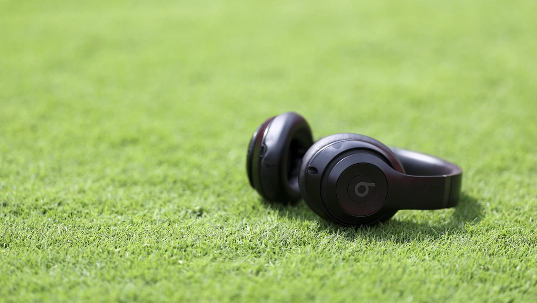 Kobbie Mainoo spotted with unreleased Beats headphones in new colorway