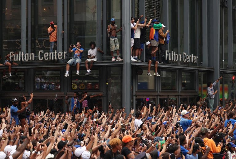 Diehard NYC Knicks fans climb trees, fire escapes, scaffolding and more ...
