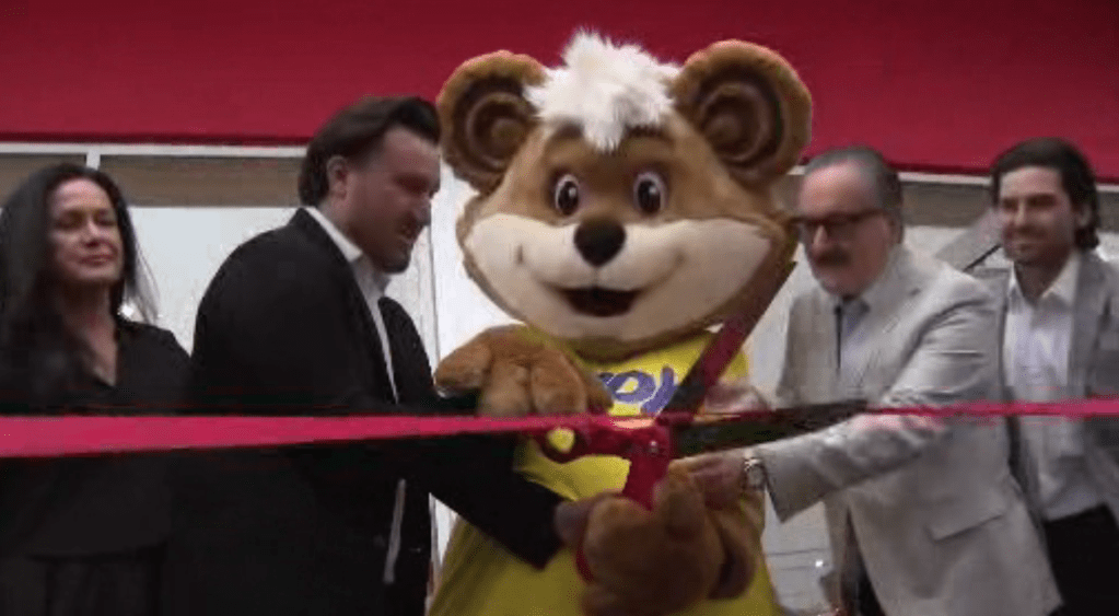 It's absolutely nostalgic: Shoppers embrace Zellers' return to Toronto