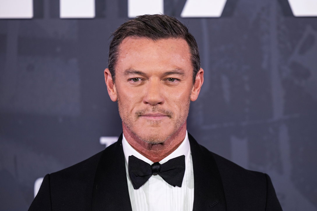 Luke Evans shows how to lead on Broadway as a happy gay man