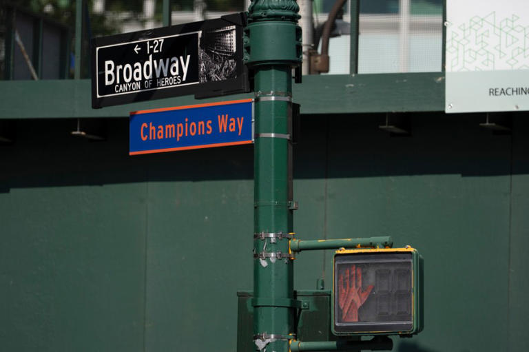 Watch live: Knicks parade in Manhattan