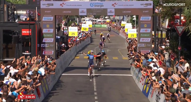 Giro di Svizzera 2026, la fuga va e Romain Gregoire esulta a Locarno, 4 ...