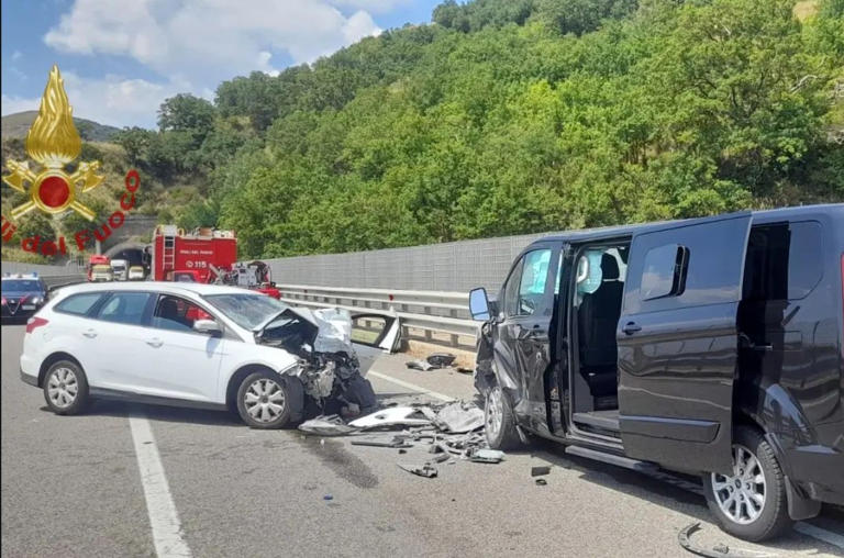 Inferno sulla statale 18: incidente frontale tra auto e van in galleria ...