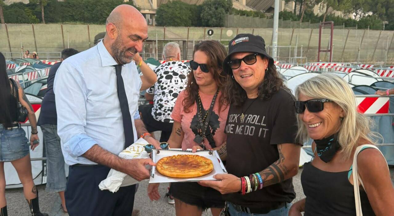 Il sindaco offre il calzone con la cipolla: il saluto al popolo di Vasco