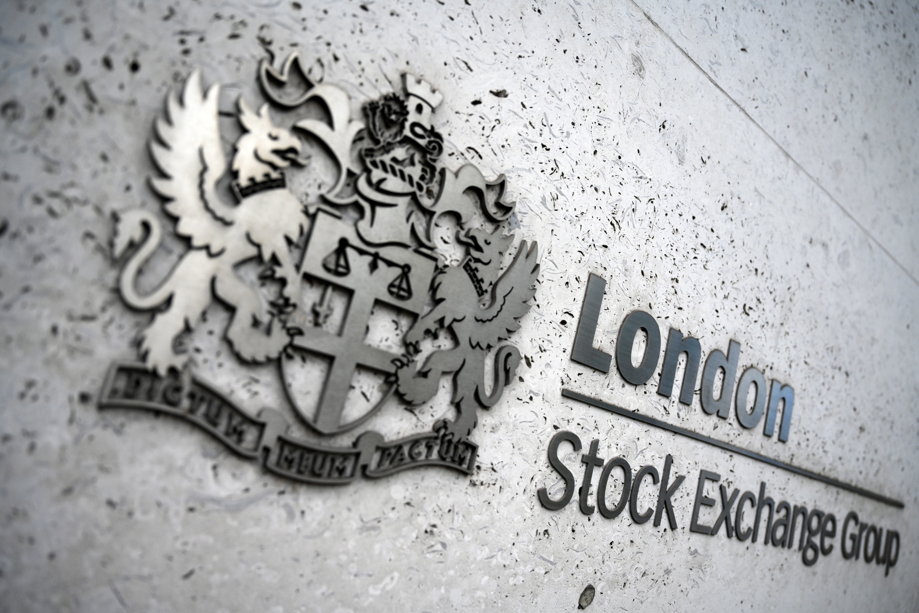 Borsa: l'Europa conclude piatta, debole Londra (-1,1%)